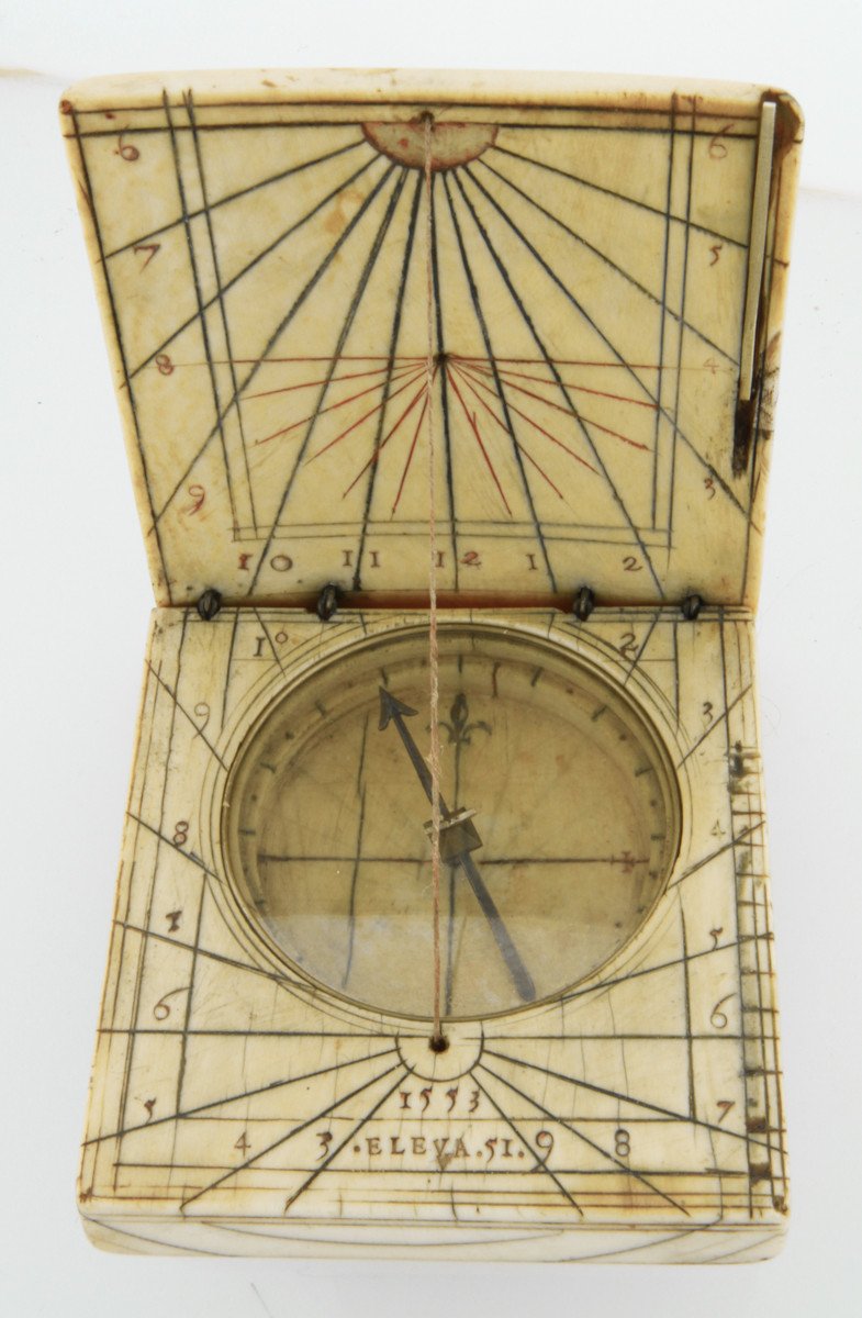 Proantic: Flemish Diptych Sundial In Ivory, Dated 1553