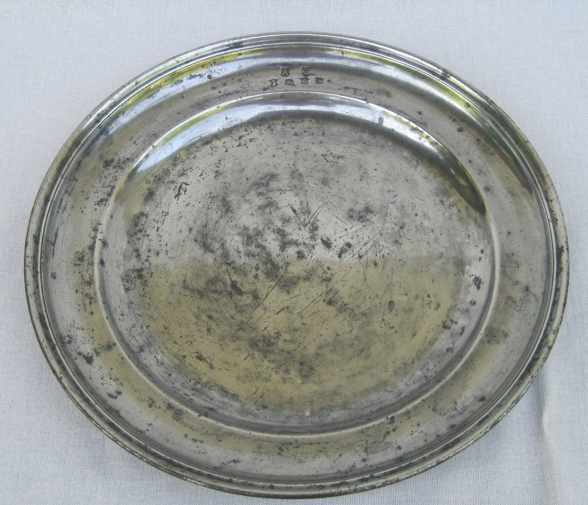 Proantic: PLAT rond, en étain. XVIIIe s.