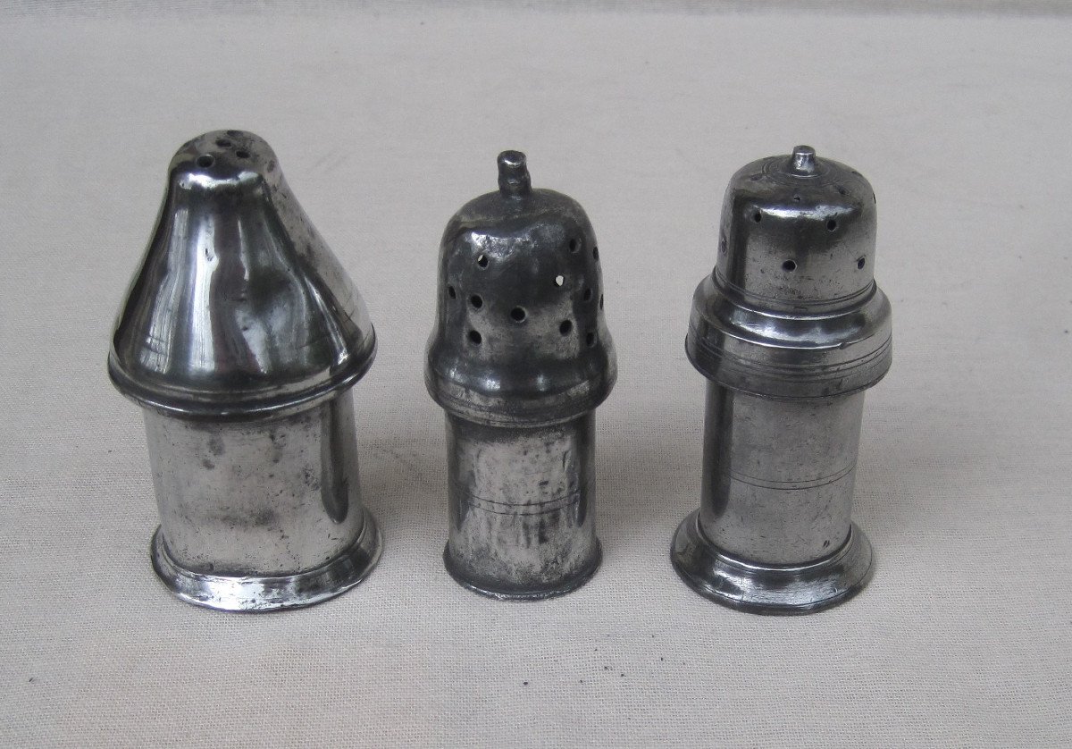 Proantic: Meeting Of 3 Pewter Salt Shells. 19th Century.