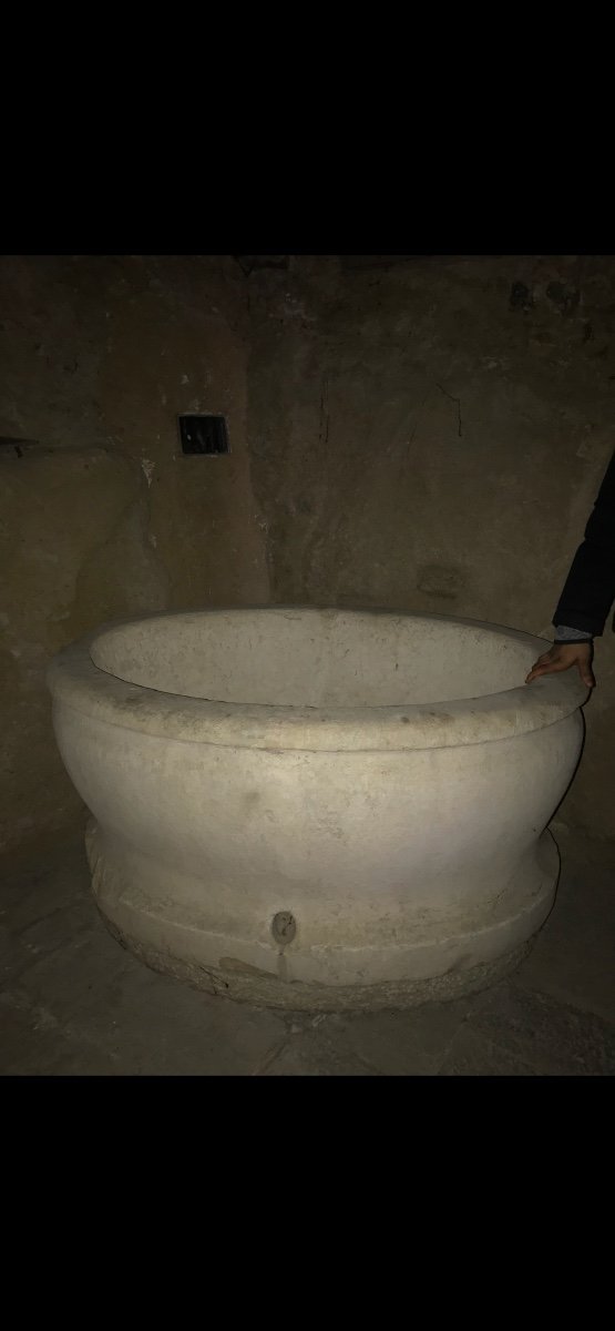 Proantic: 17th Century, Ancient Oval Tub, In Carved Marble. 75x75x140