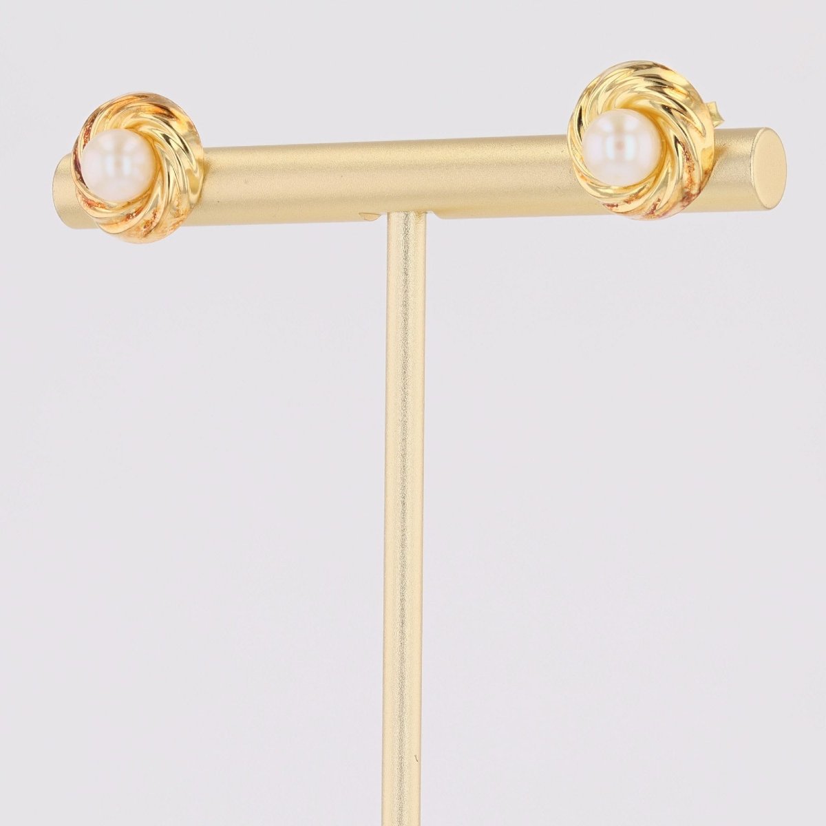 Proantic: Cultured Pearl Yellow Gold Stud Earrings