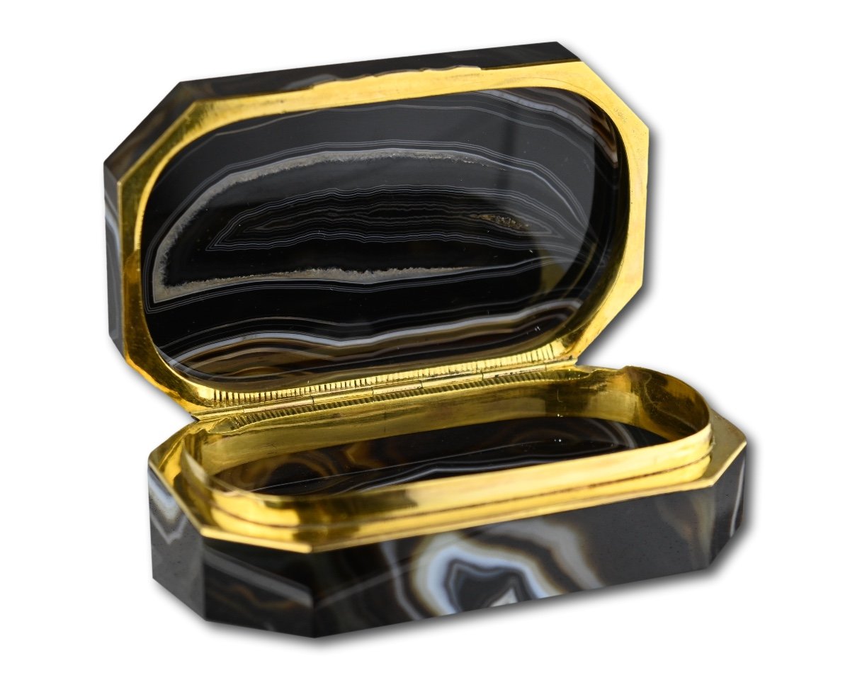 Proantic: Fine Gilt Metal Mounted Specimen Agate Snuff Box. English, E
