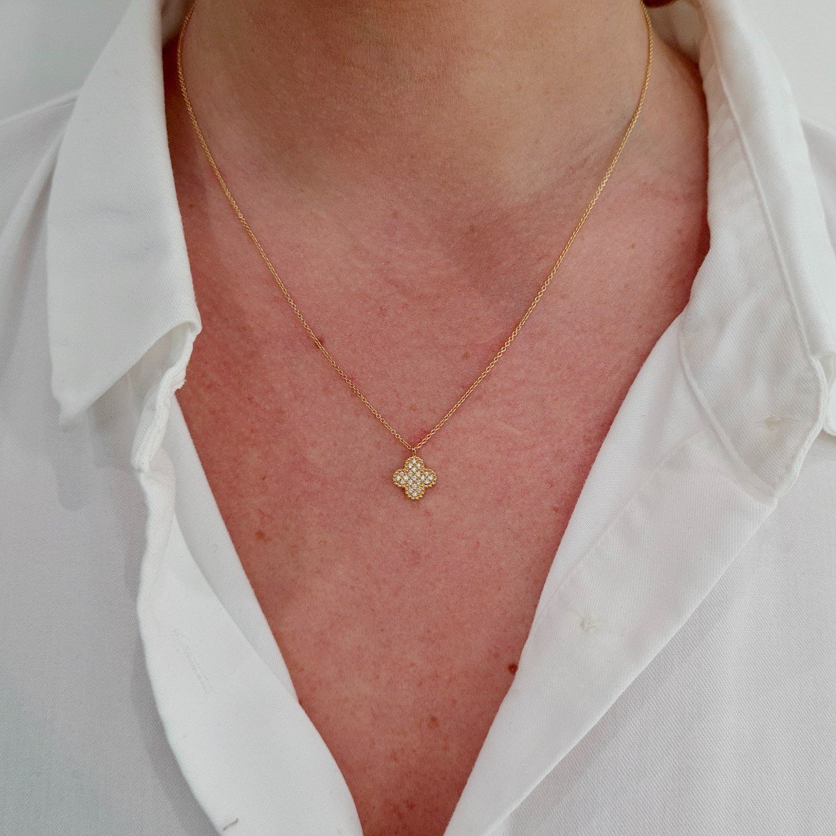 Proantic: 18k Yellow Gold Diamond Pave Clover Necklace