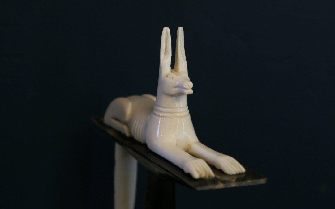Proantic: Anubis, Sculpture En Ivoire Art-deco, Support Corne