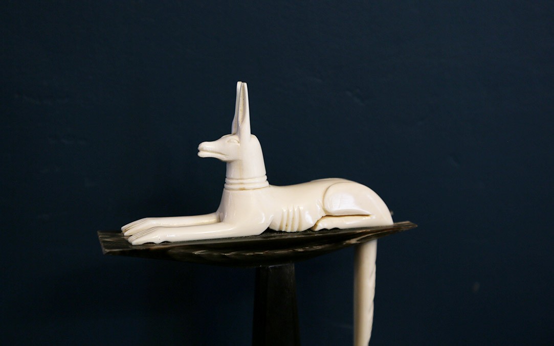 Proantic: Anubis, Sculpture En Ivoire Art-deco, Support Corne