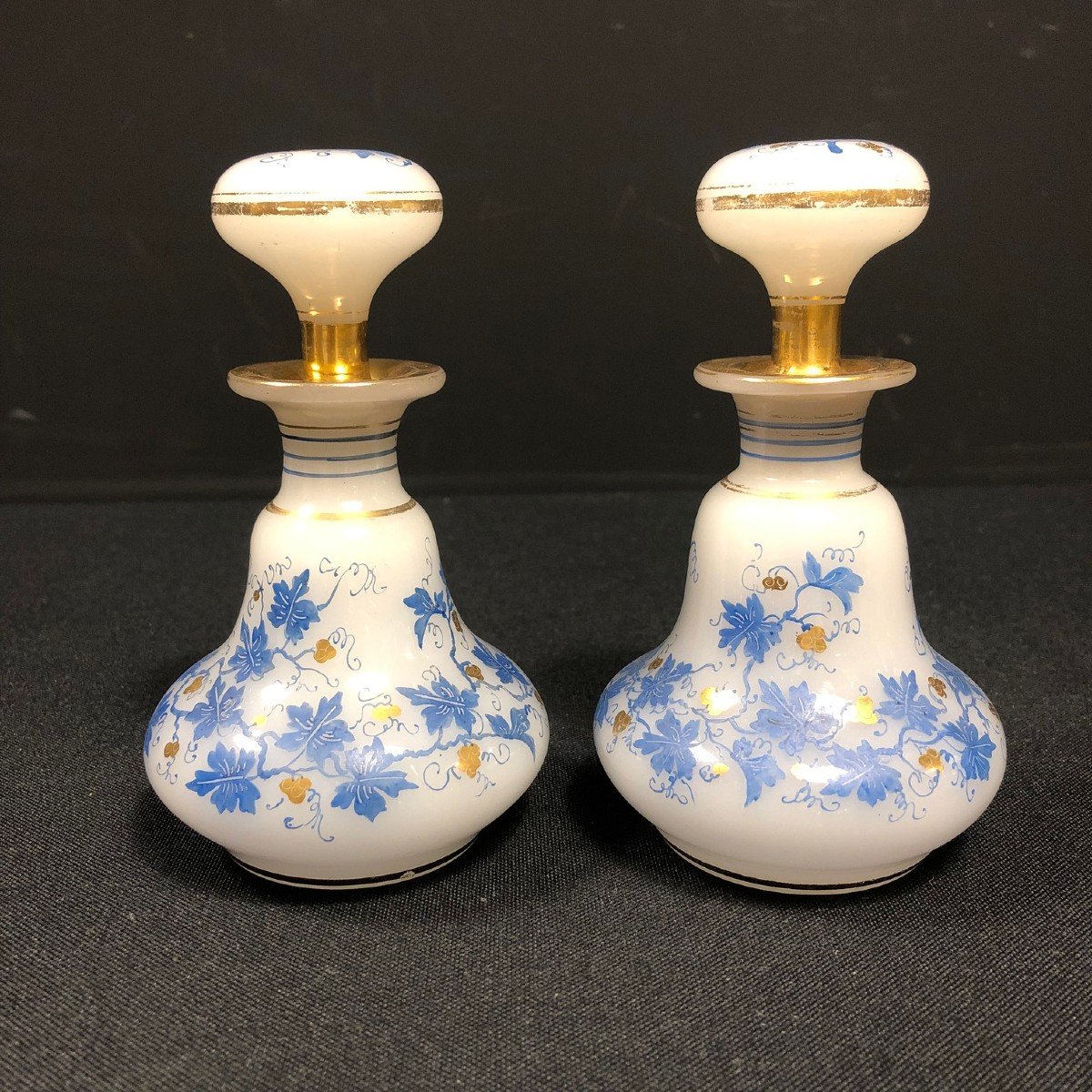 Pair Of 19th Century Opaline Bottles - Opalines, verres émaillés