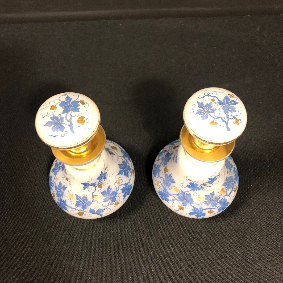 Pair Of 19th Century Opaline Bottles - Opalines, verres émaillés