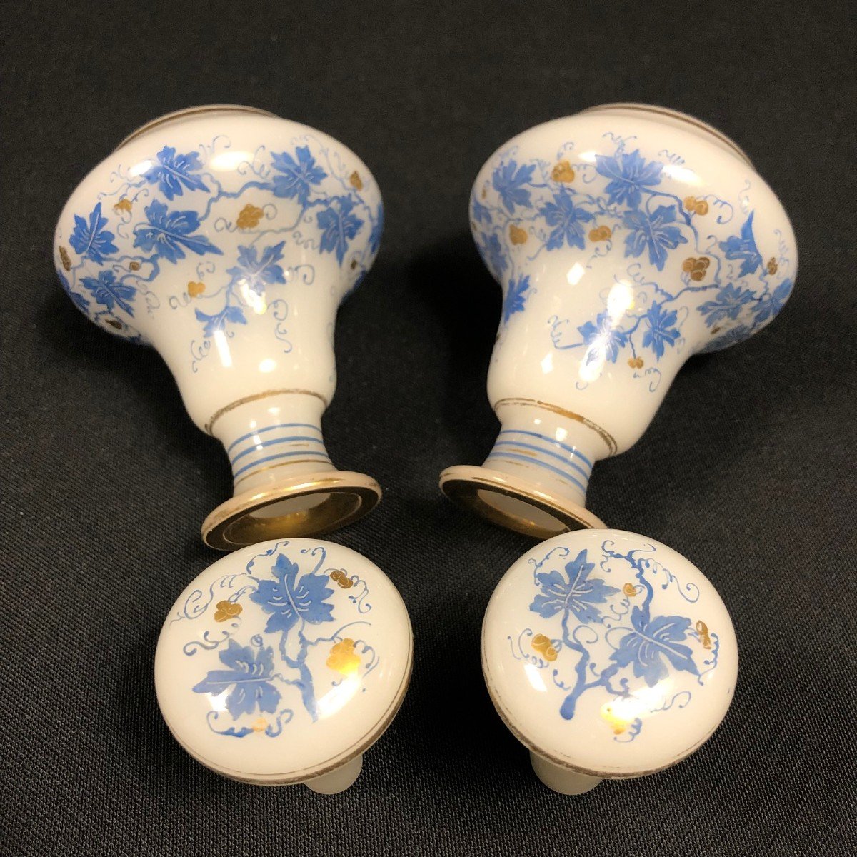 Pair Of 19th Century Opaline Bottles - Opalines, verres émaillés