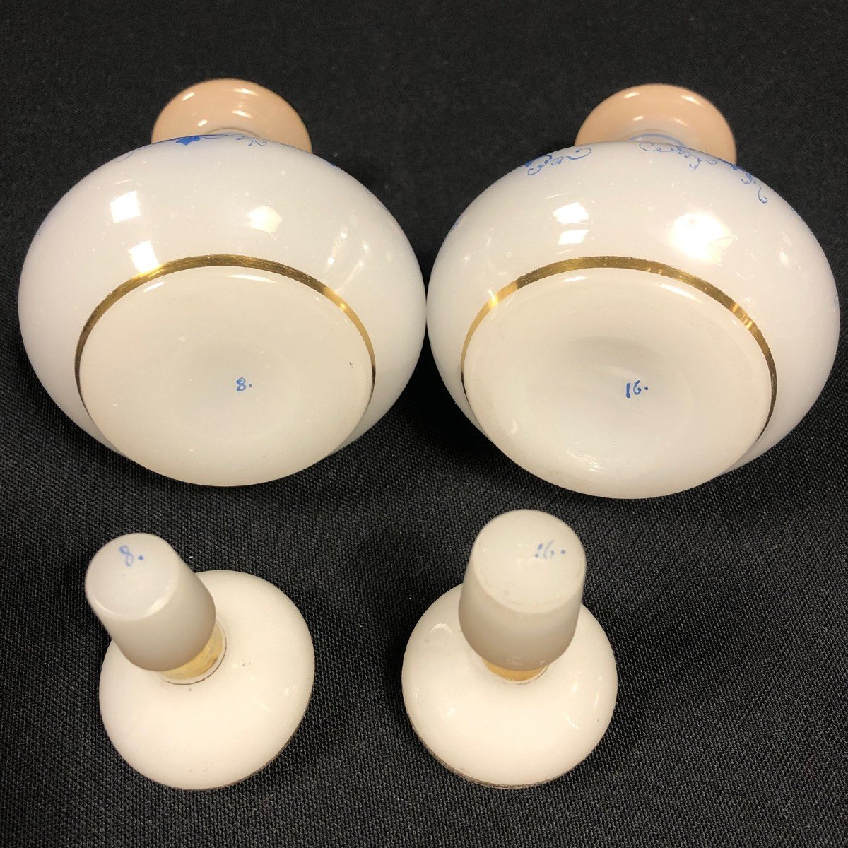 Pair Of 19th Century Opaline Bottles - Opalines, verres émaillés