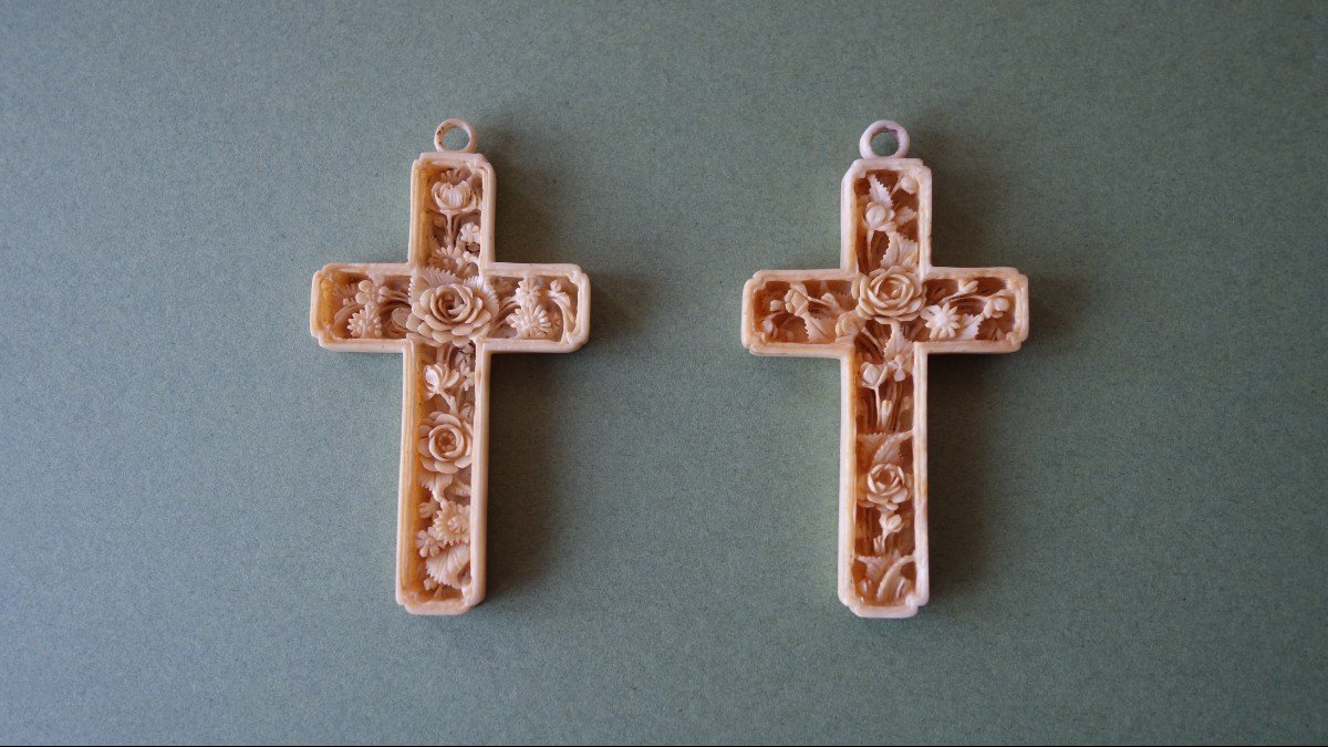 Proantic: Two Small Carved Ivory Crosses, China, Canton Circa 1850