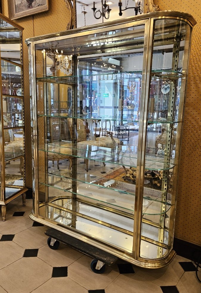 Proantic: SIEGEL : Rare vitrine murale d’exposition en laiton et bronz