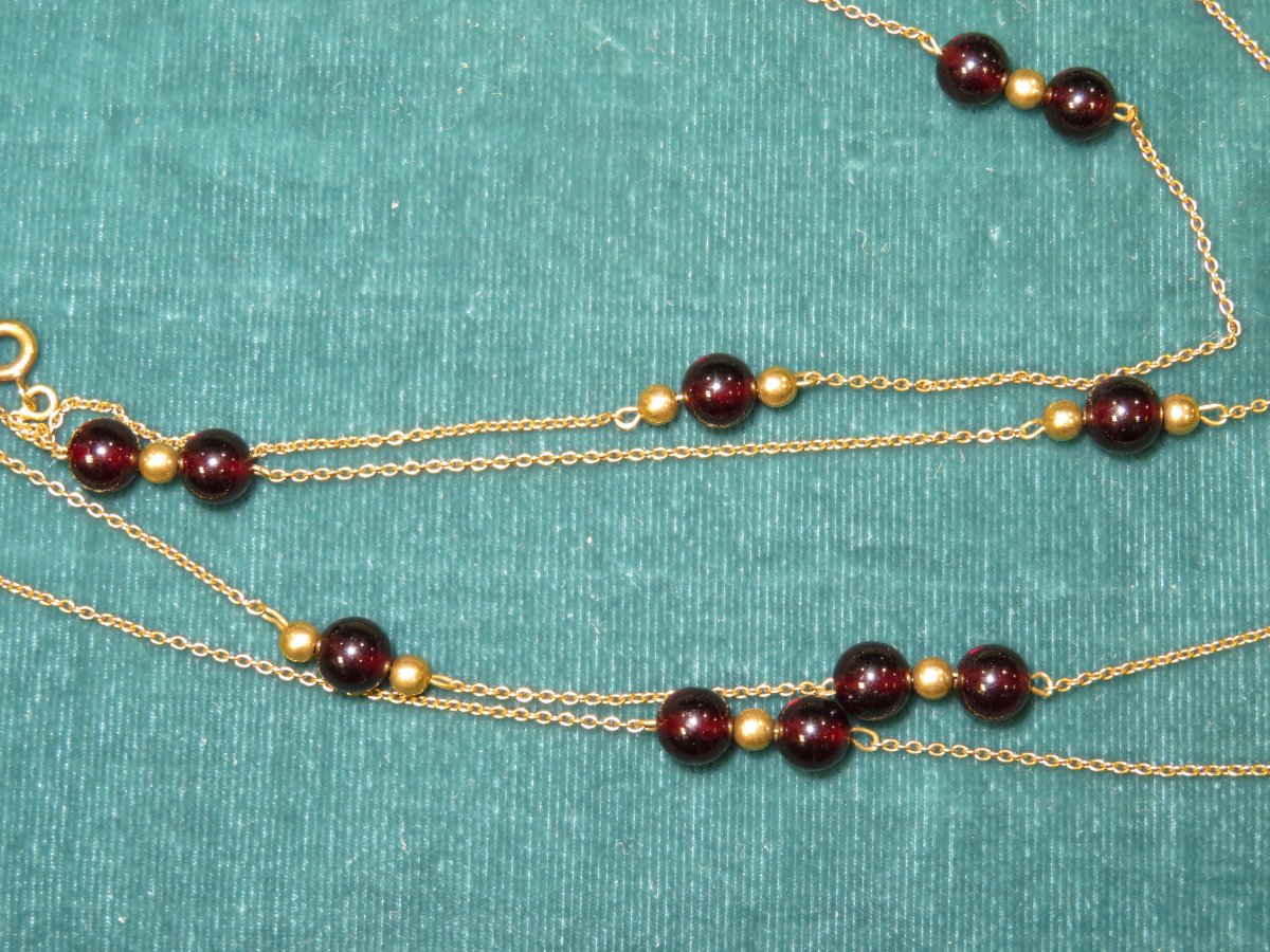 Proantic: Yellow Gold Long Necklace And Garnet Balls.