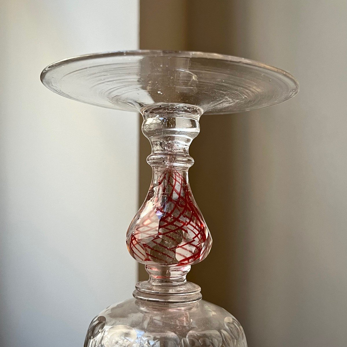 Proantic: Grand verre ou pokal en verre taillé à filigrane rouge, Bo