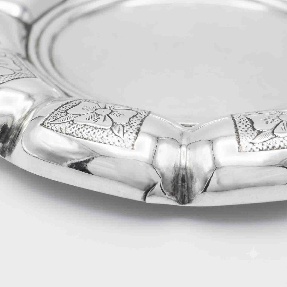 Proantic: Circular Plate With A Curved Rim, In Silver From The Kingdom