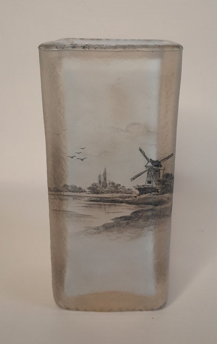 Proantic: Small Daum Vase With Enameled Decor Over A Frosted Backgroun