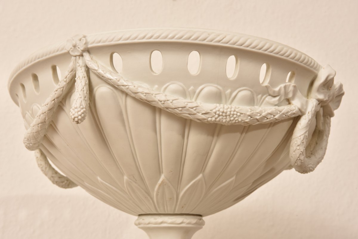 Proantic: Important Center Table. German Biscuit. 1900.