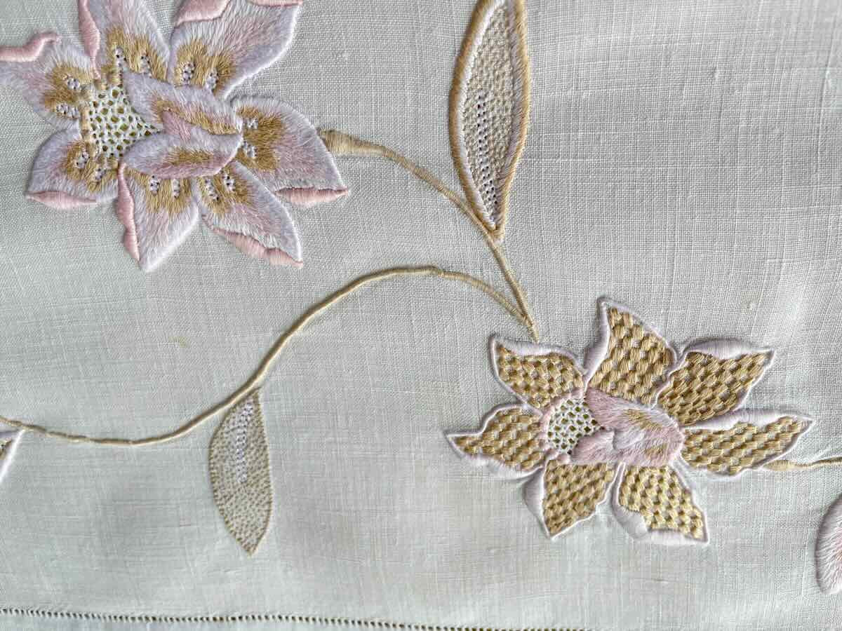 Proantic: Nappe en fil de lin blanc avec fleurs brodées en couleurs pa