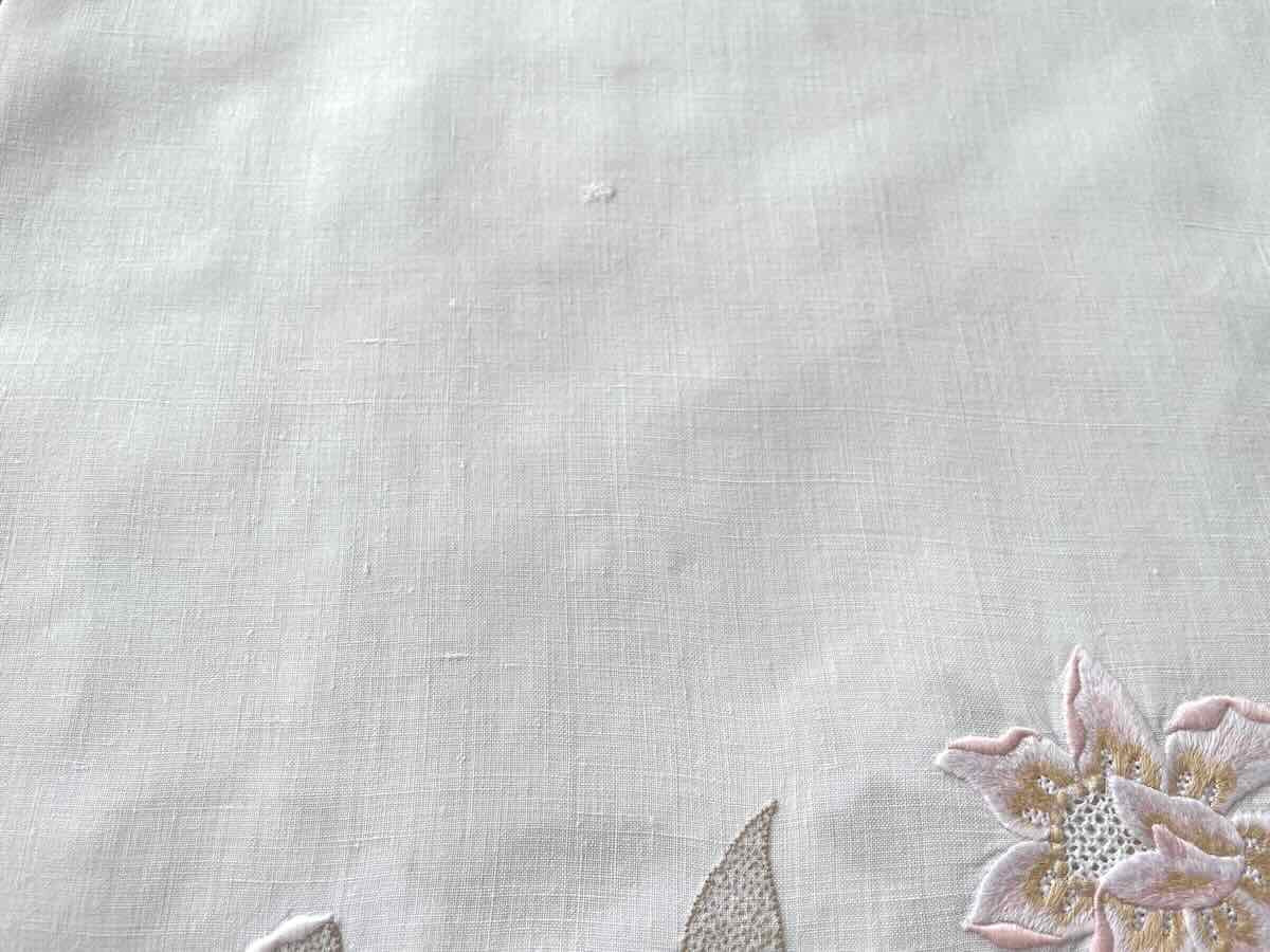 Proantic: Nappe en fil de lin blanc avec fleurs brodées de couleurs pa