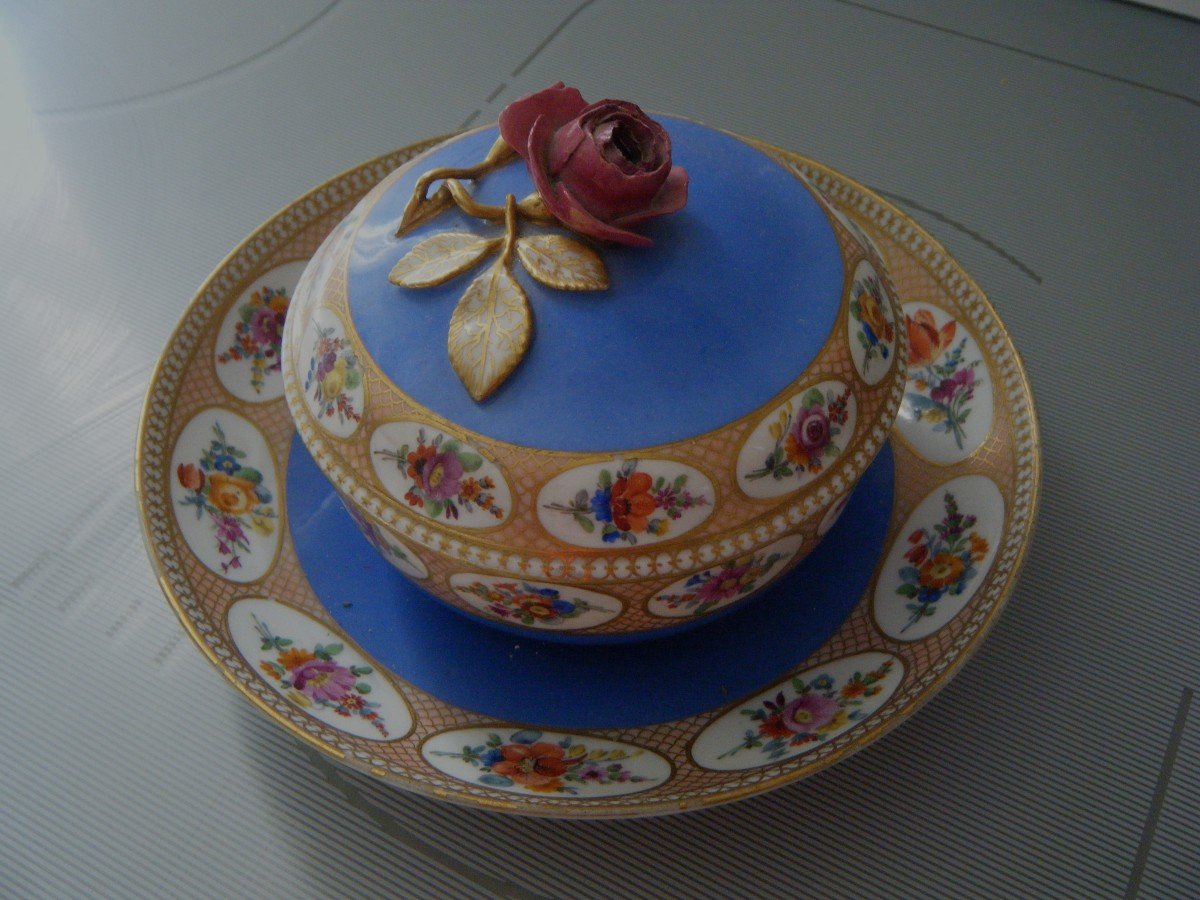 Proantic: Ecuelle Et Son Plateau En Porcelaine De Meissen