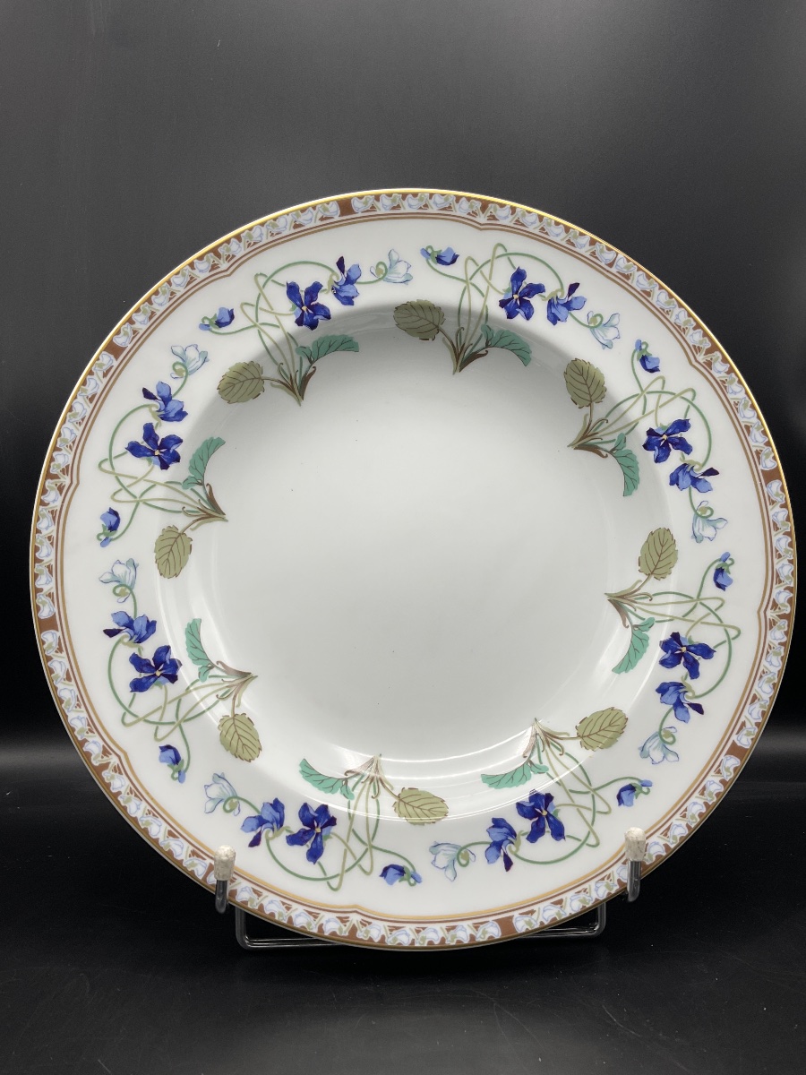 Proantic: Un plat rond creux en porcelaine, manufacture de Haviland à