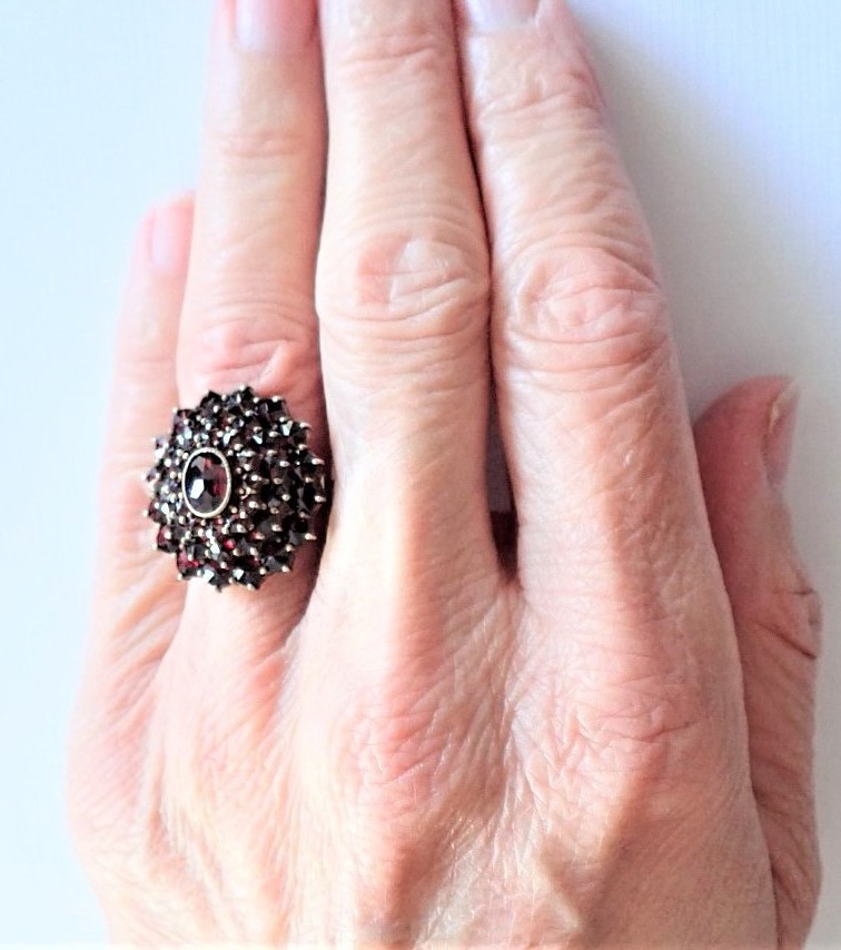 Proantic: Silver Ring Set With Garnets