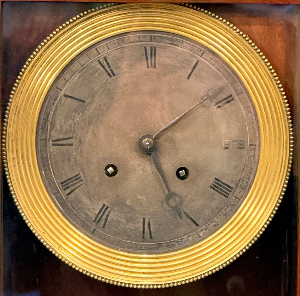 Proantic: Pendule d’époque Empire avec sa boîte en bois d’acajou.