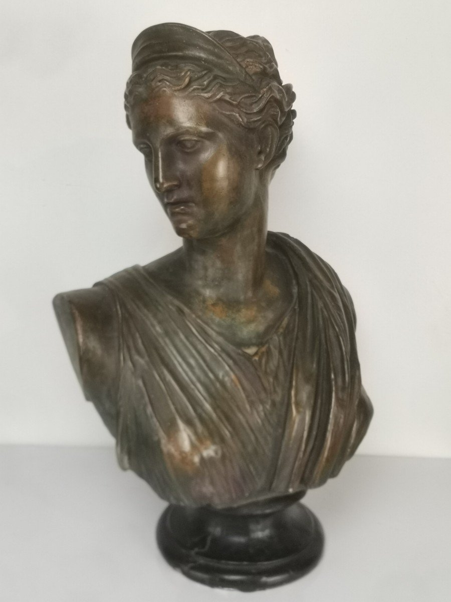 Proantic: BUSTE À L'ANTIQUE EN PLÂTRE PATINÉ D'UNE JEUNE FEMME AU D