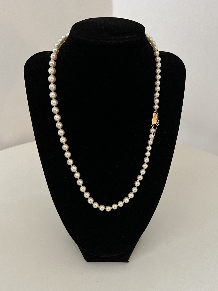Proantic: Necklace With 71 White Cultured Pearls, 18k Gold Clasp, 50 C